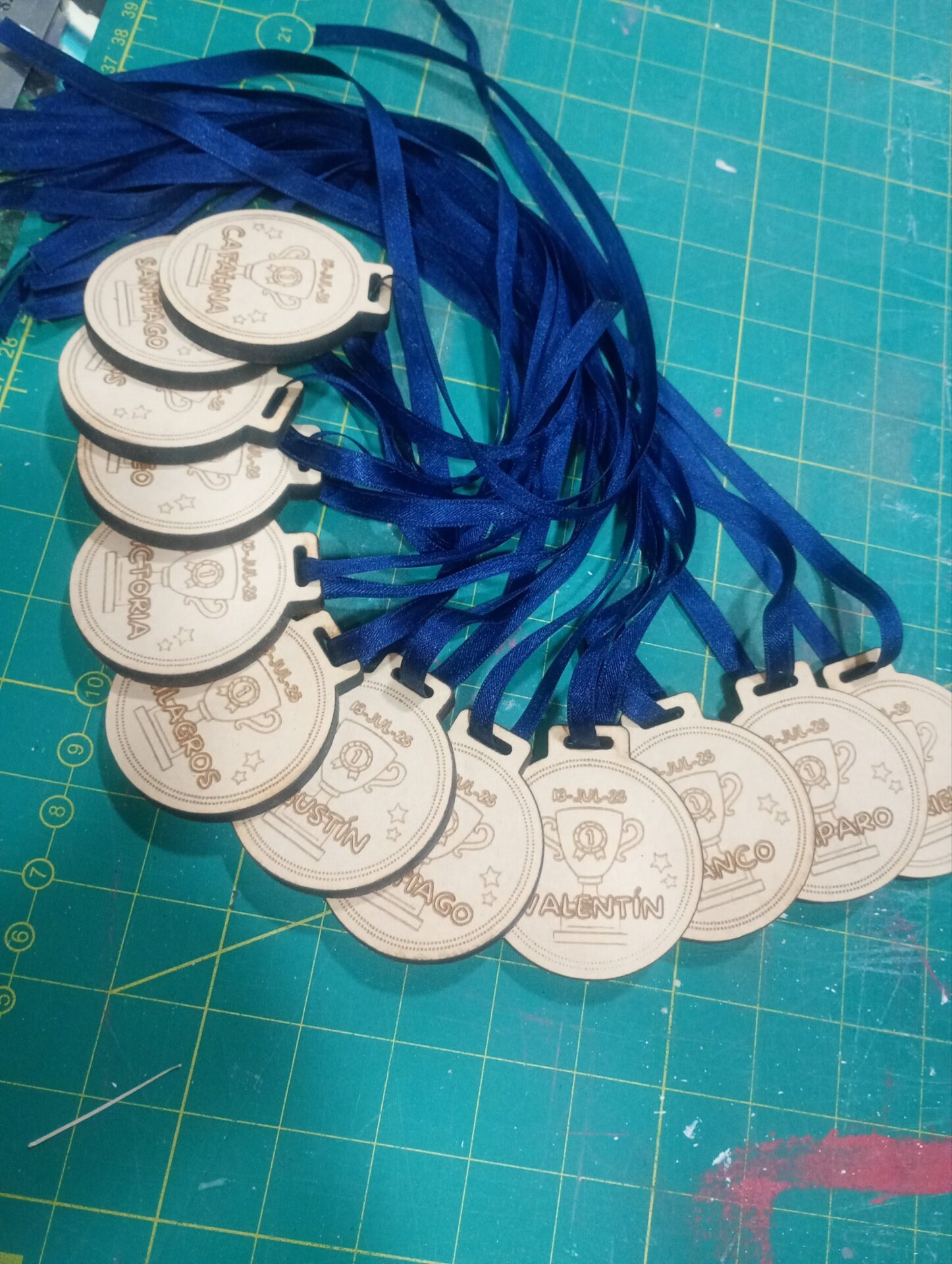 medallas grabadas en MDF souvenirs - Nika estudio online