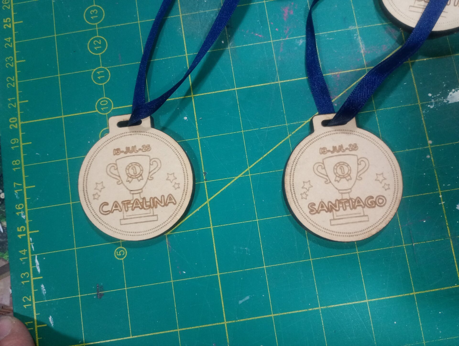 medallas grabadas en MDF souvenirs - Nika estudio online